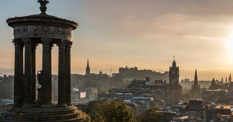 The impressive cityscape and historical attractions of Edinburgh, UK ...